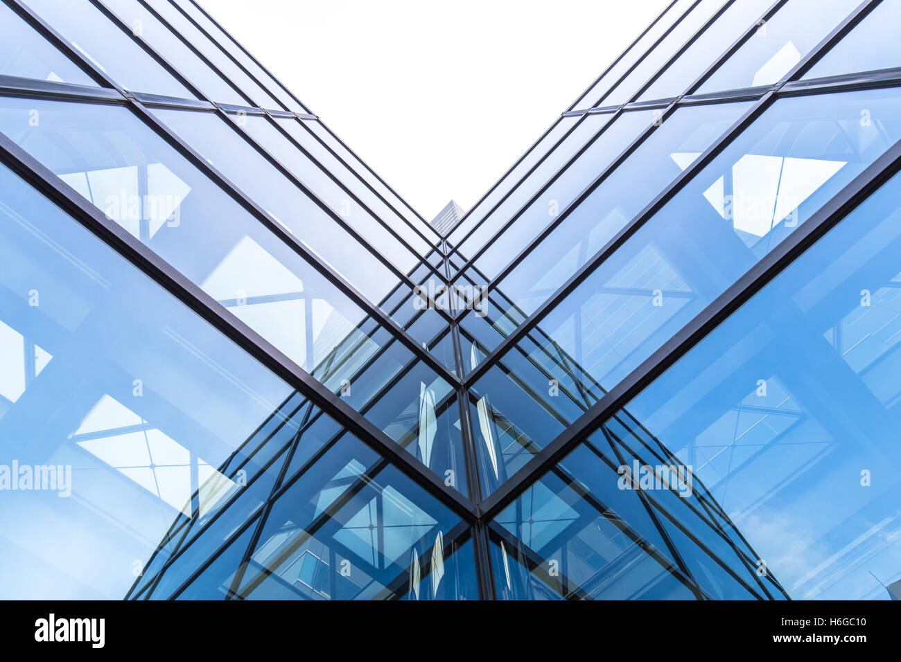 Blue glass buildings hi-res stock photography and images - Alamy