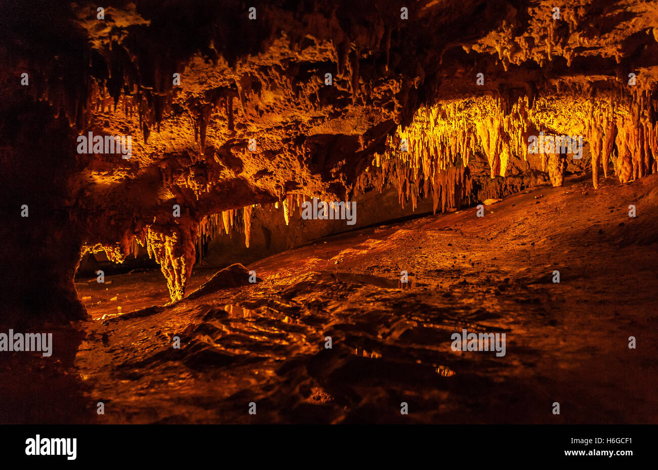 Stalactites and stalagmites with reflections in Mirror pond, Luray cave ...