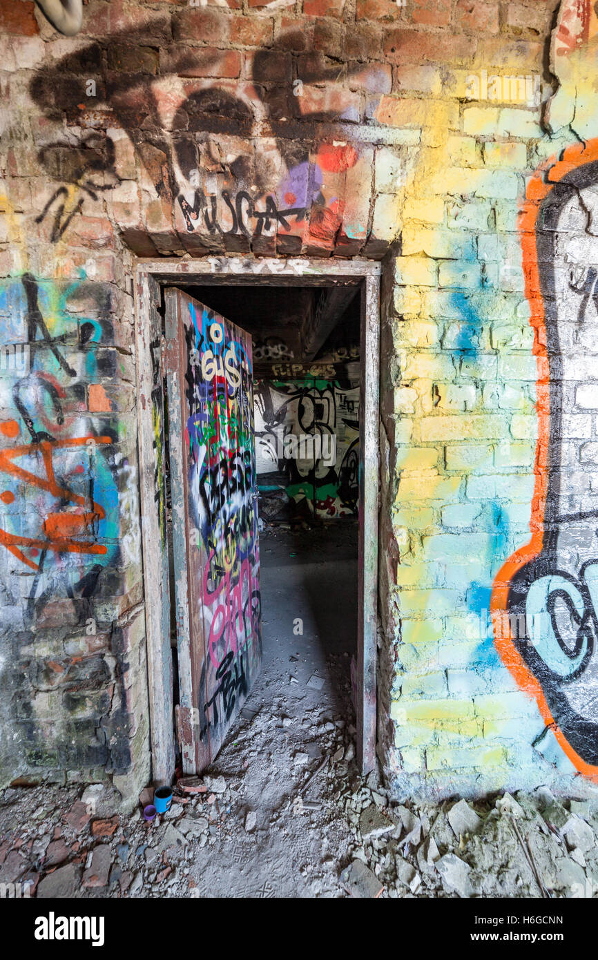 Abandoned room trash debris hi-res stock photography and images - Alamy