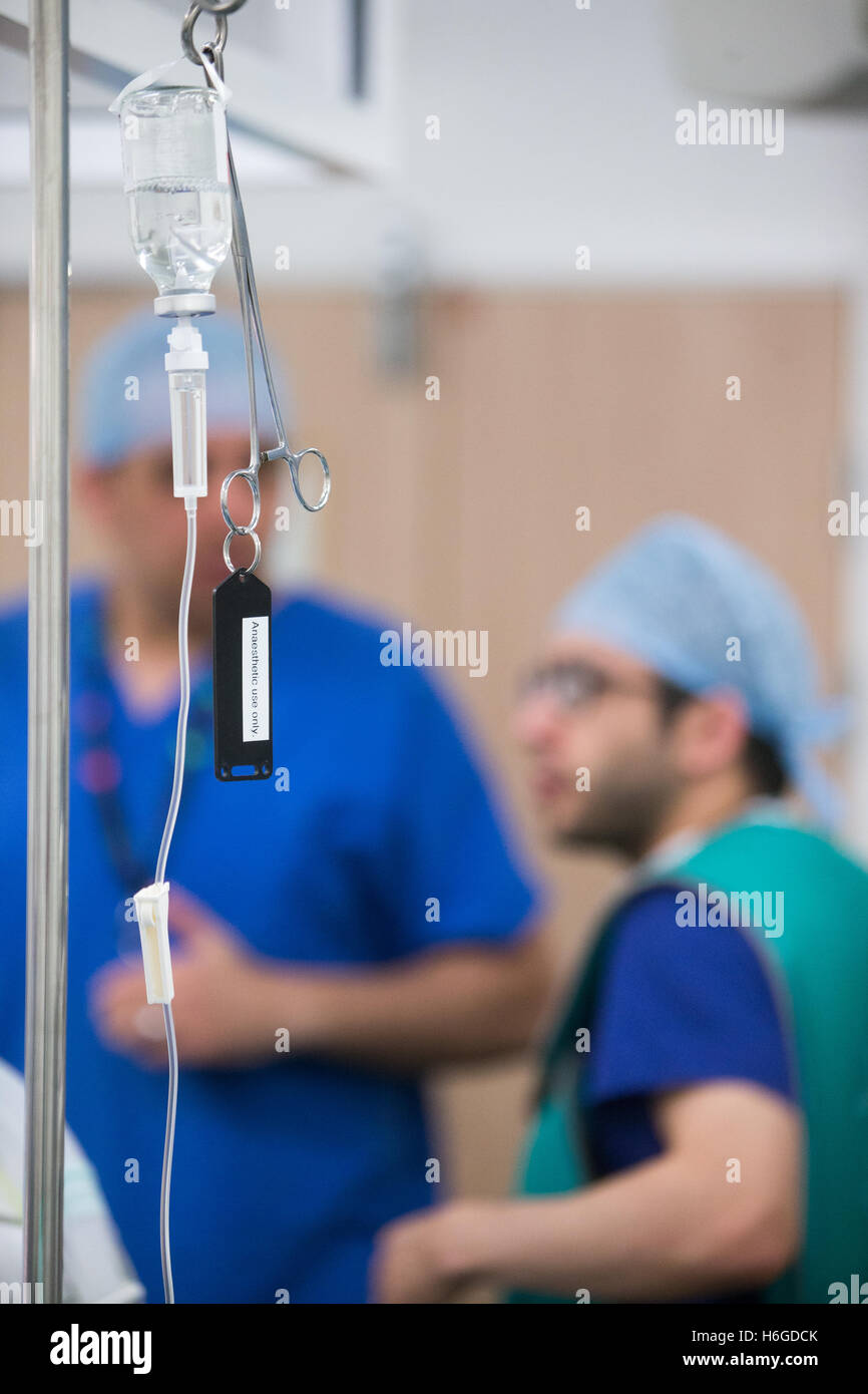 Anaesthetist operating theatre hi-res stock photography and images - Alamy