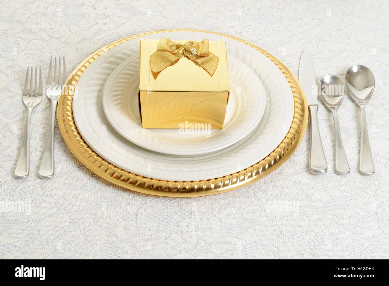 gold and silver table setting Stock Photo - Alamy