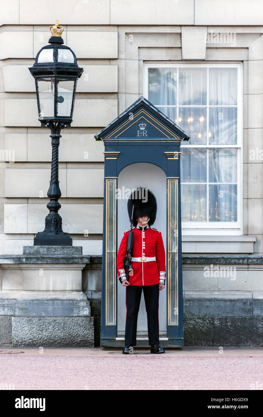 Buckingham palace and sentry box hi-res stock photography and images ...