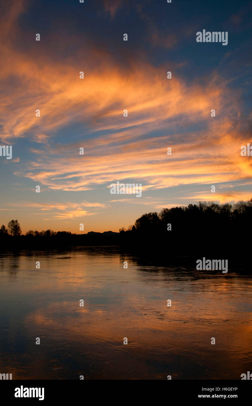 Willamette River sunset, Willamette Mission State Park, Oregon Stock ...