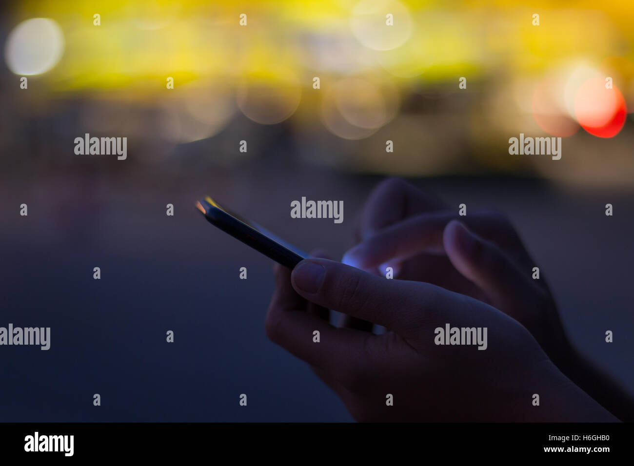 Hand holding phone night hi-res stock photography and images - Alamy