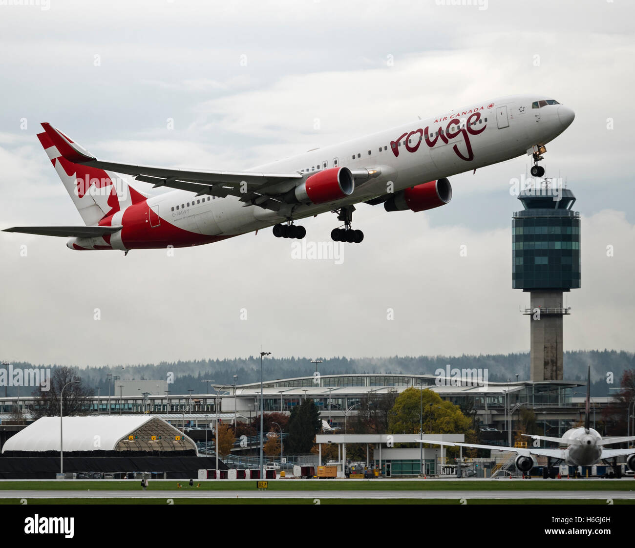 Air Canada rouge Boeing 767 (767-300ER) C-FMWY airliner take taking off ...