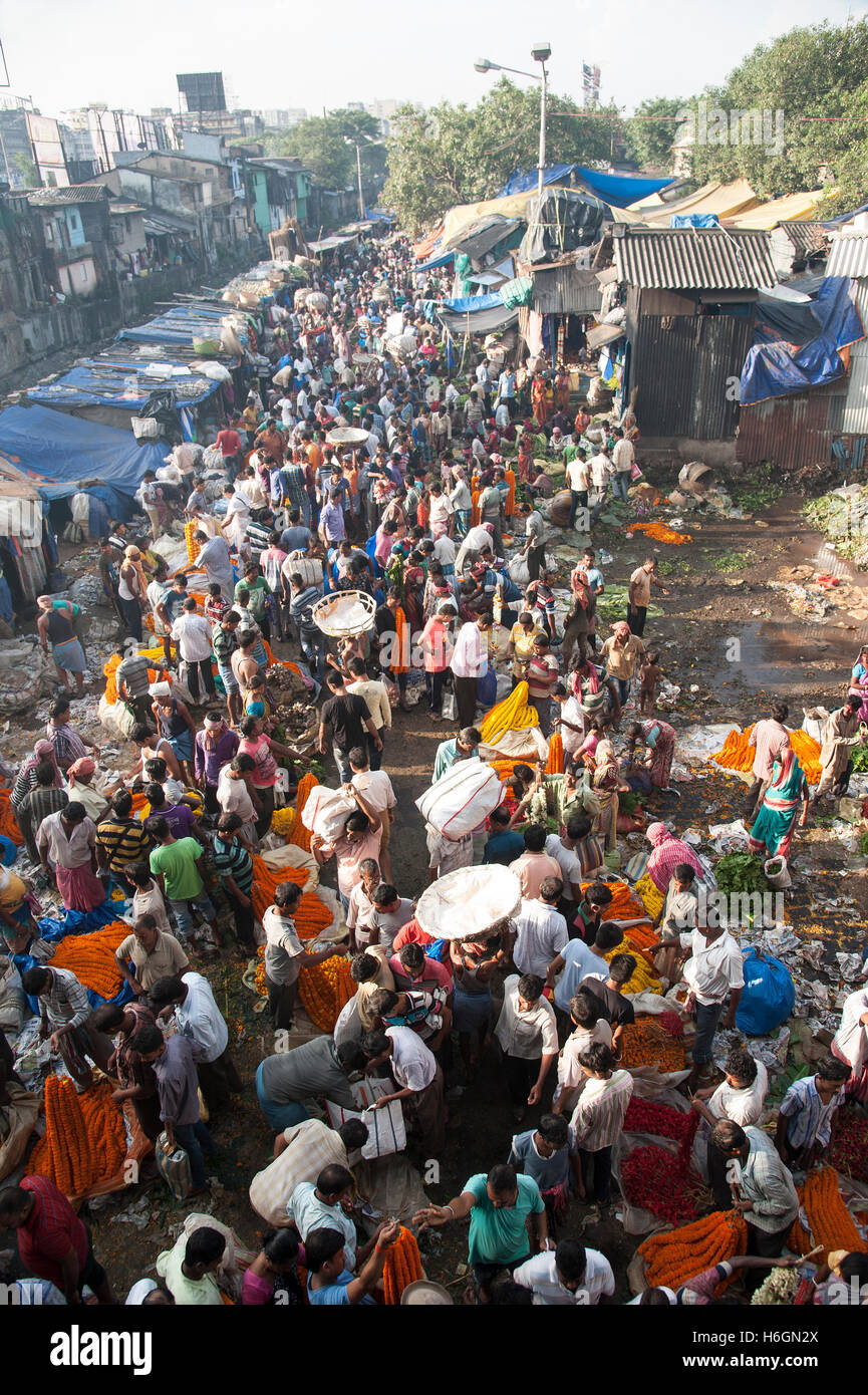 Flower market Mullik Ghat Howrah Bridge Kolkata West Bengal India Stock ...
