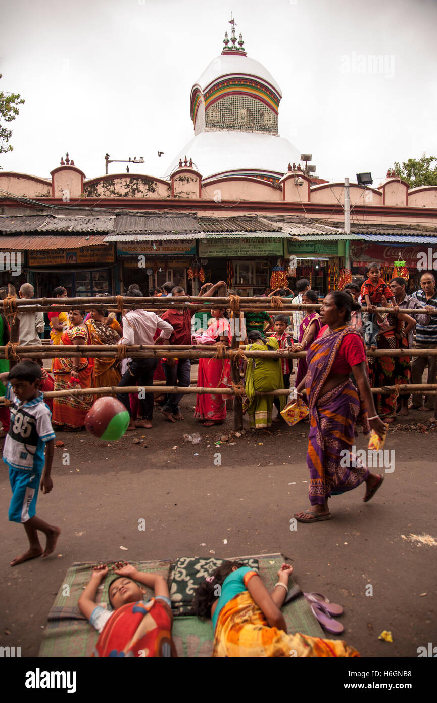 Hindu Devotees Crowd in front of a Kali temple at Kalighat Kolkata West ...