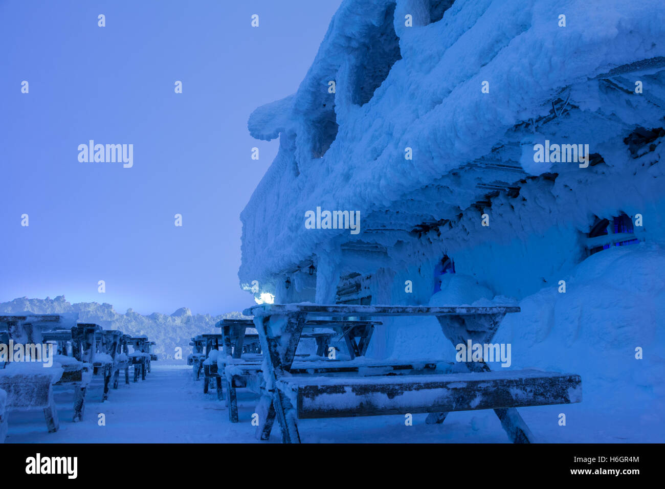 Outdoor cafe by ski slope hi-res stock photography and images - Alamy