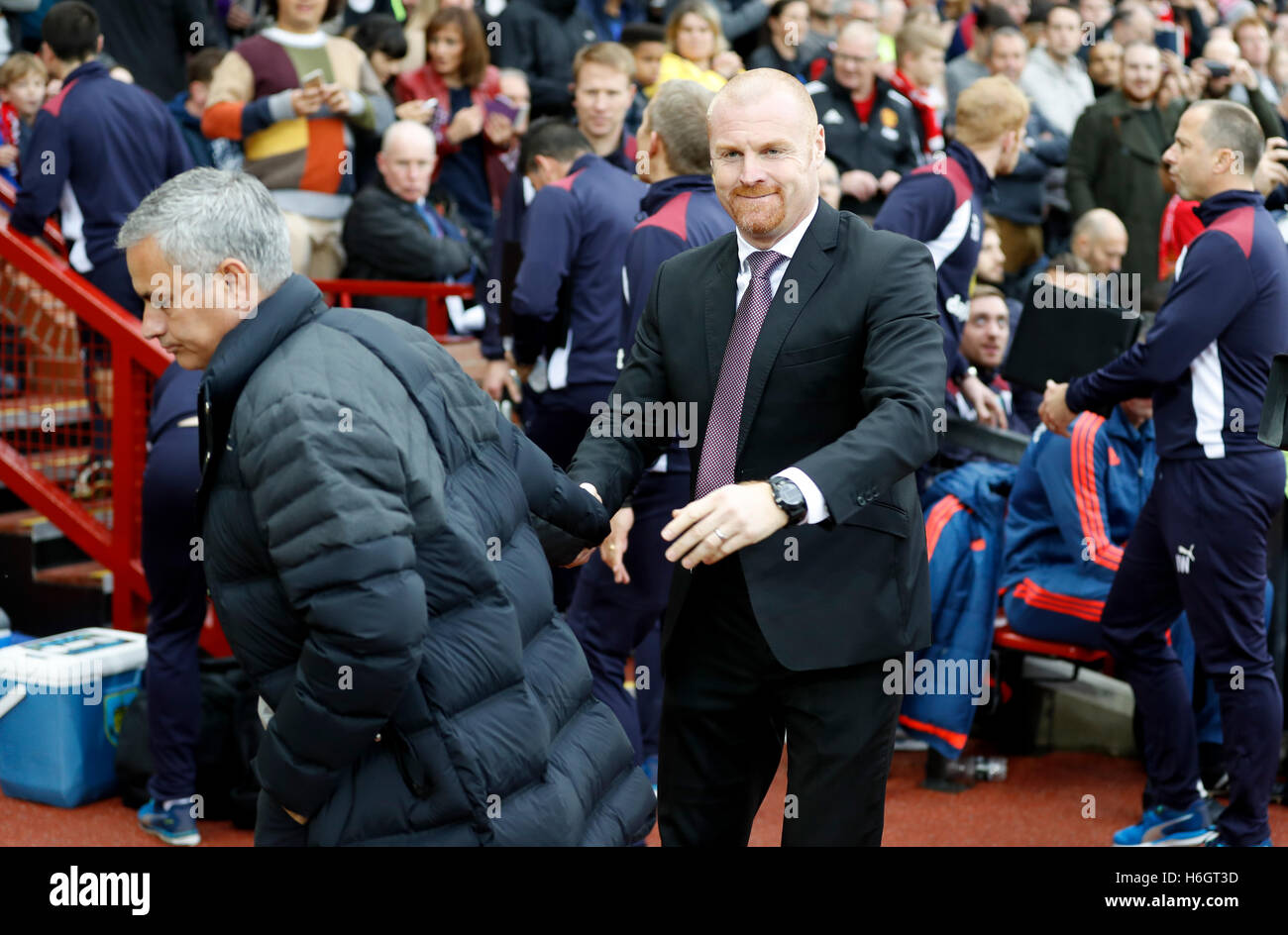 Manchester united trafford shake hands hi-res stock photography and ...