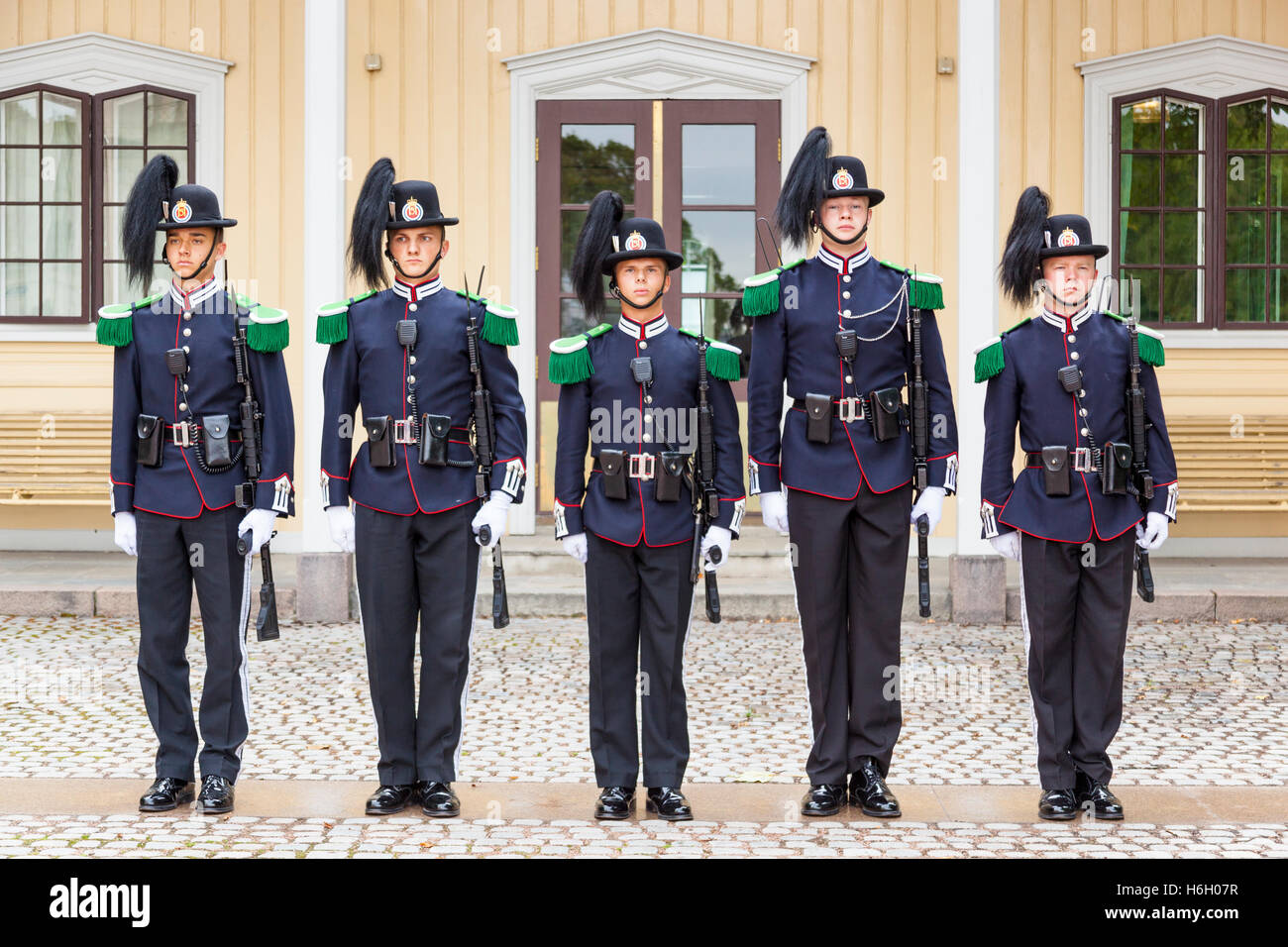 Soldiers of the King’s guard at the Royal Palace, Oslo, Norway Stock ...