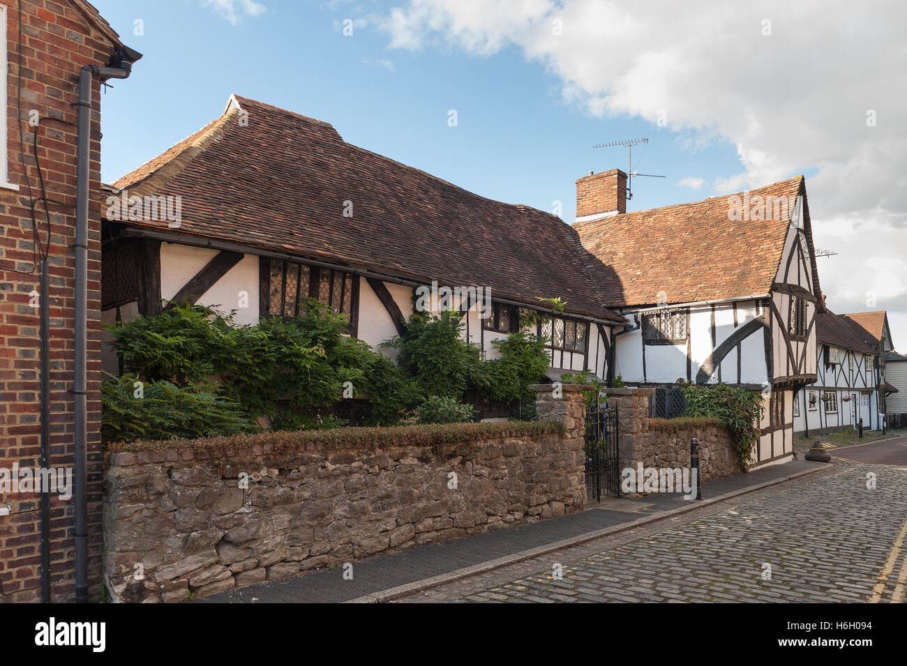 Oak timber framed medieval Kentish house in West Malling with over ...