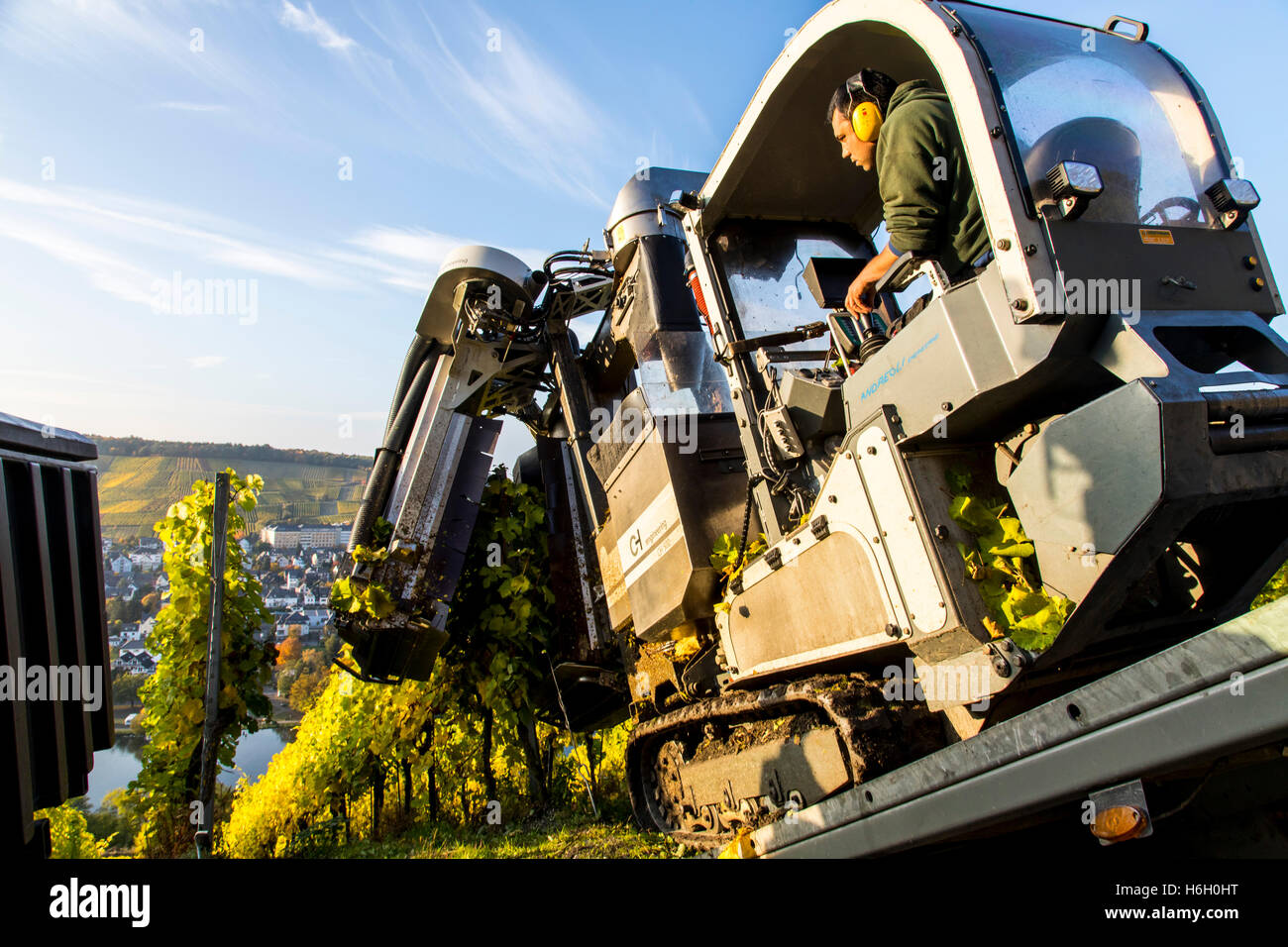 Harvesting machine for grapes, especially for steep slopes, on ...