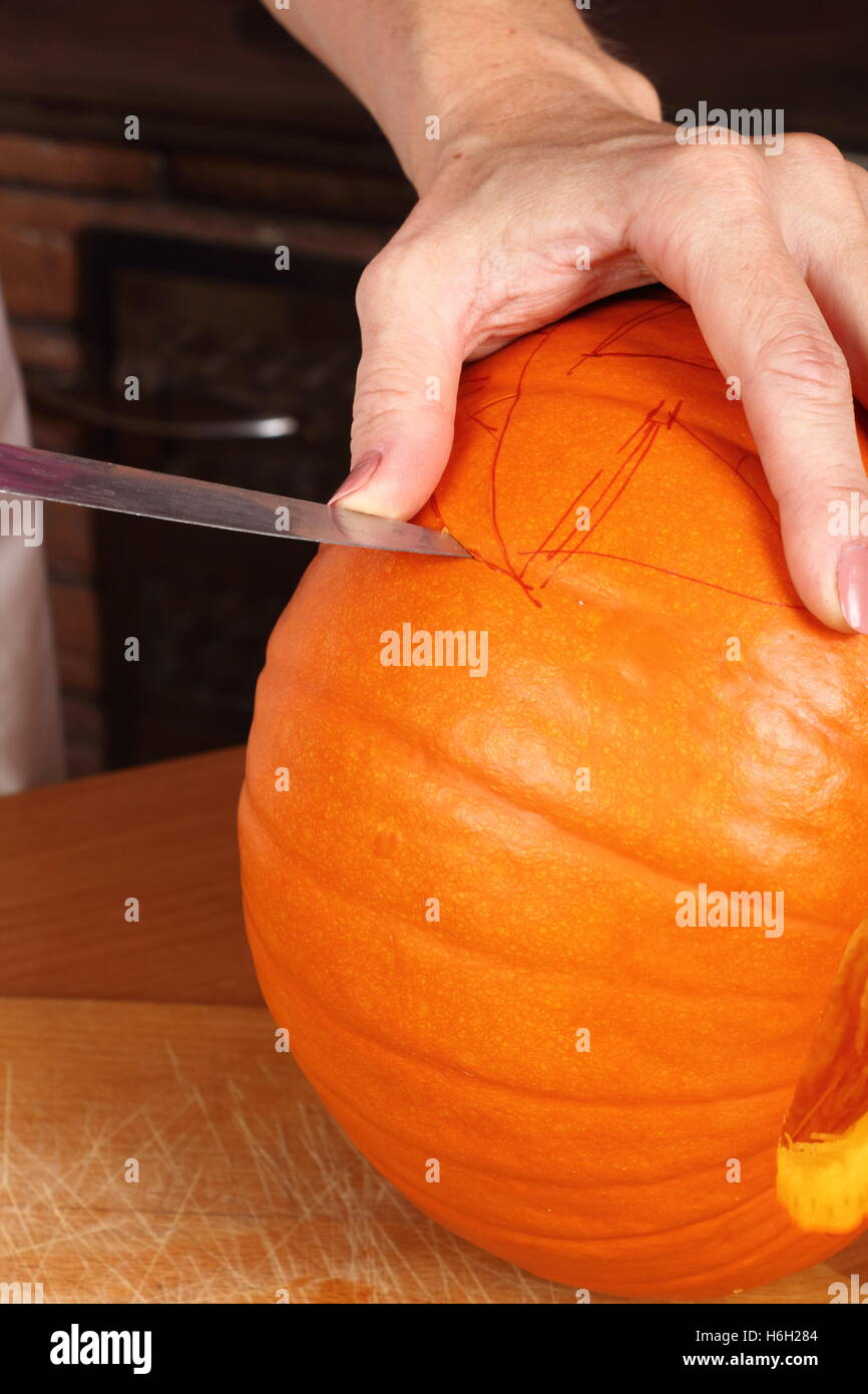 Making Jack o lantern. Carving the pumpkin Stock Photo - Alamy