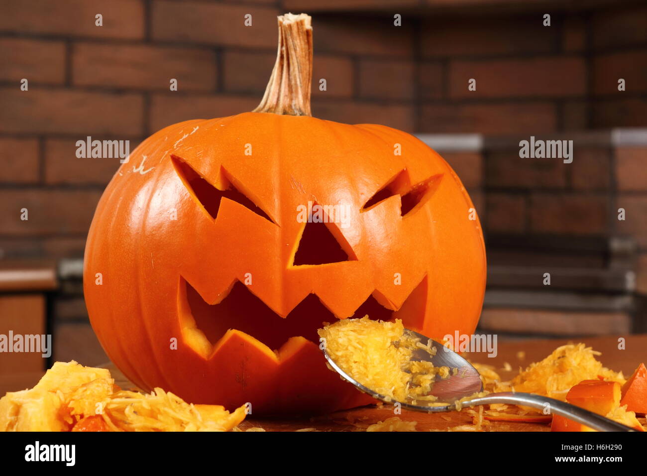 Making Jack o lantern. Pumpkin eating pulp Stock Photo - Alamy