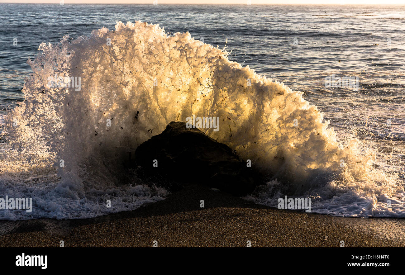 Ocean waves on rock shore hi-res stock photography and images - Alamy
