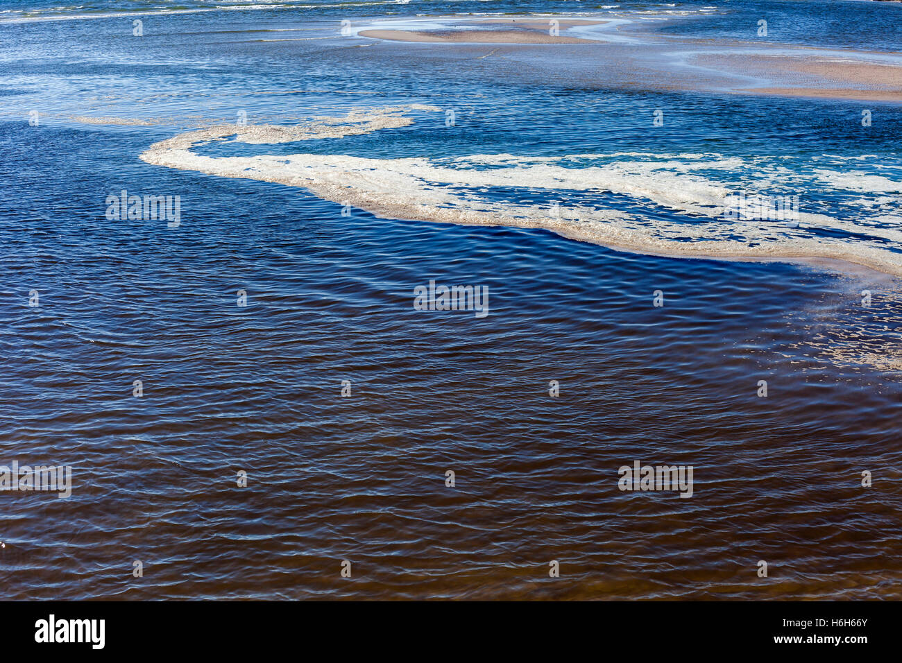 Frothy foam on sea water Stock Photo - Alamy