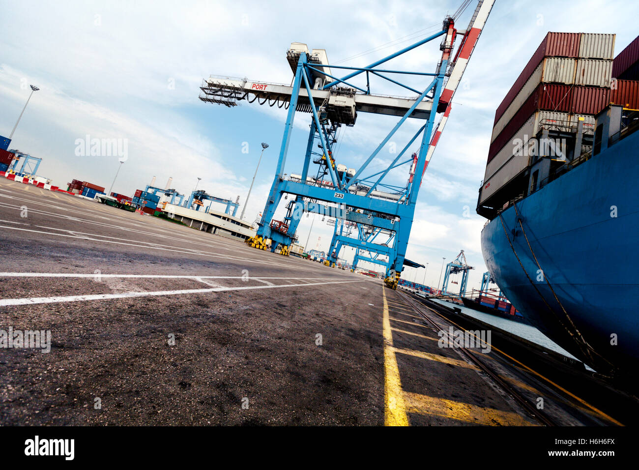 Container ship side view hi-res stock photography and images - Alamy