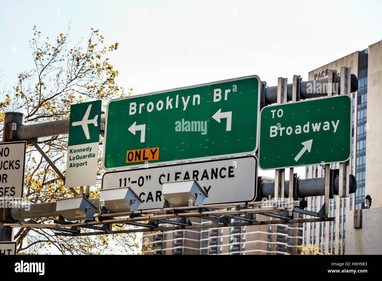 Highway directional signs new york hi-res stock photography and images ...