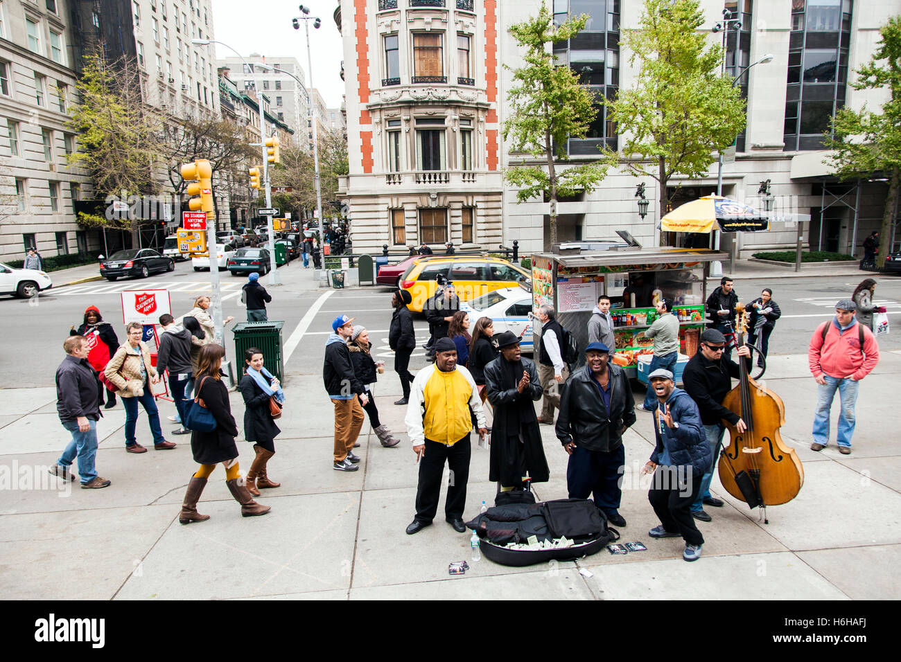 NEW-YORK - NOV 10: Street musicians performing for the crowded entrance ...