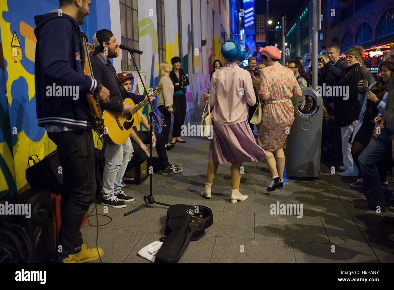 Nightlife in the Temple Bar district of Dublin, Republic of Ireland ...