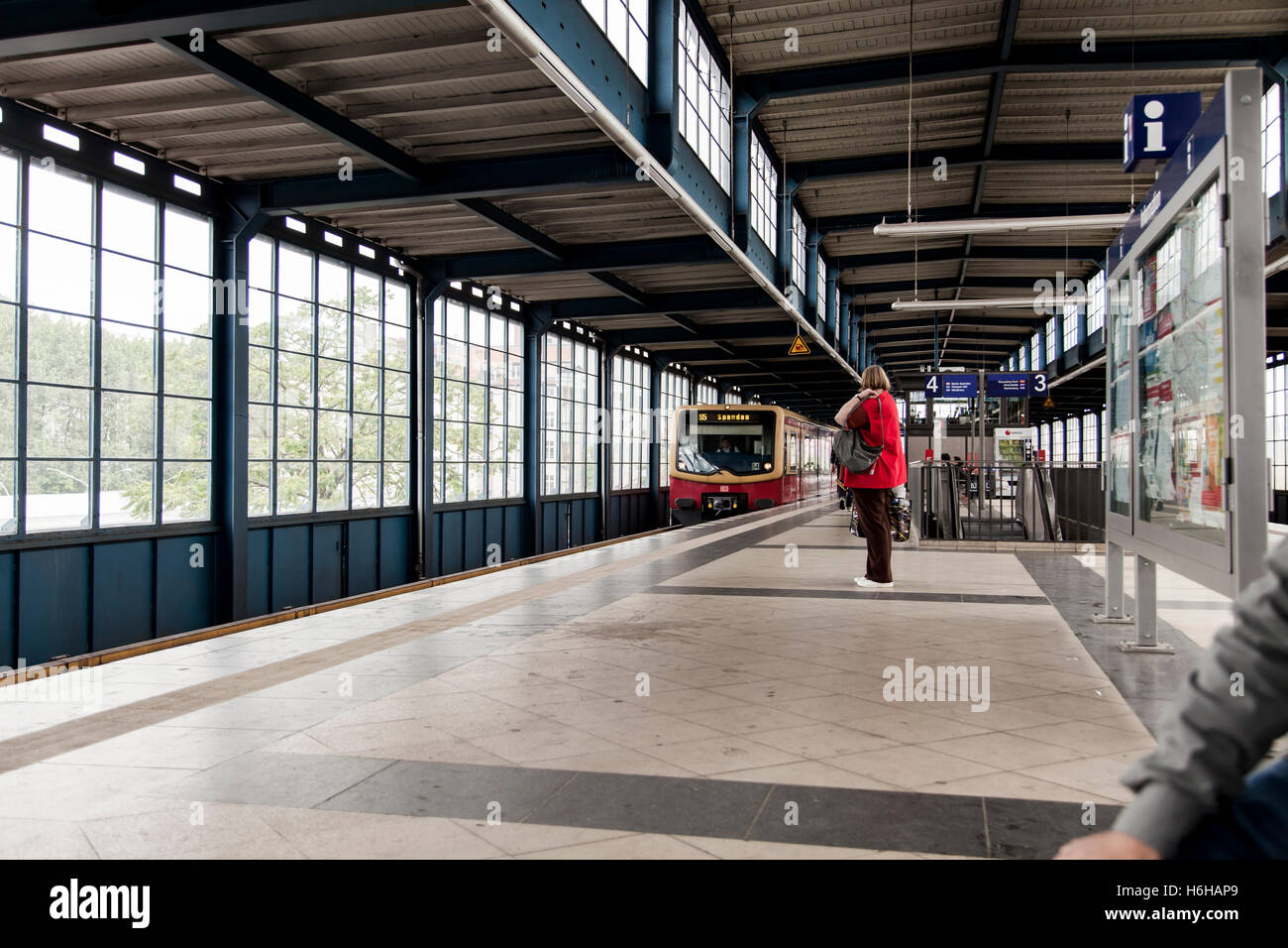 S5 bahn station hi-res stock photography and images - Alamy