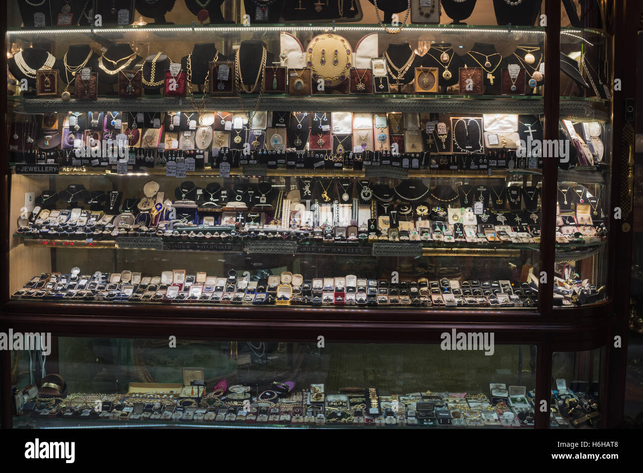 Jewelry shop window hi-res stock photography and images - Alamy