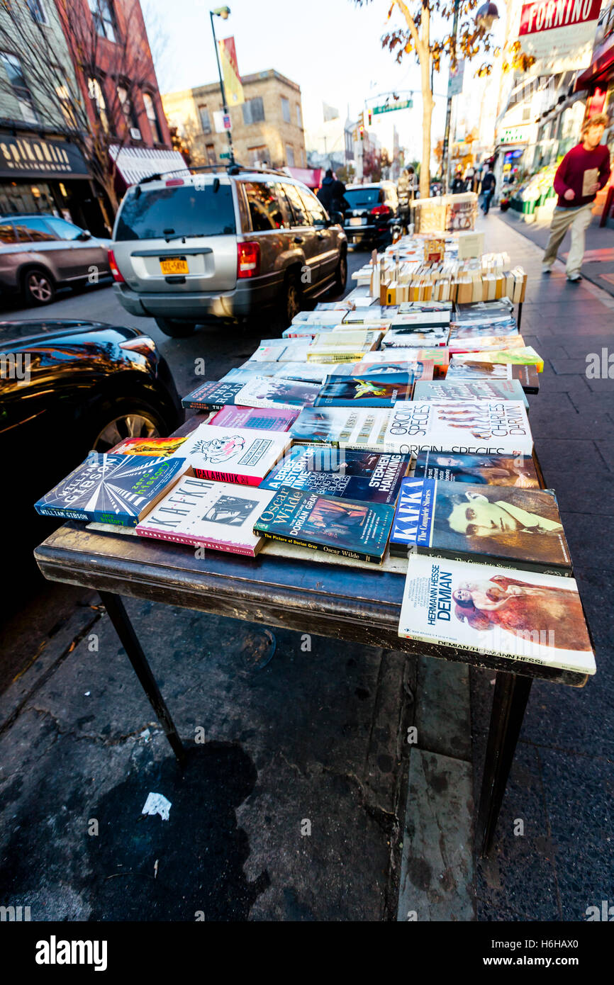 Street bookstand hi-res stock photography and images - Alamy
