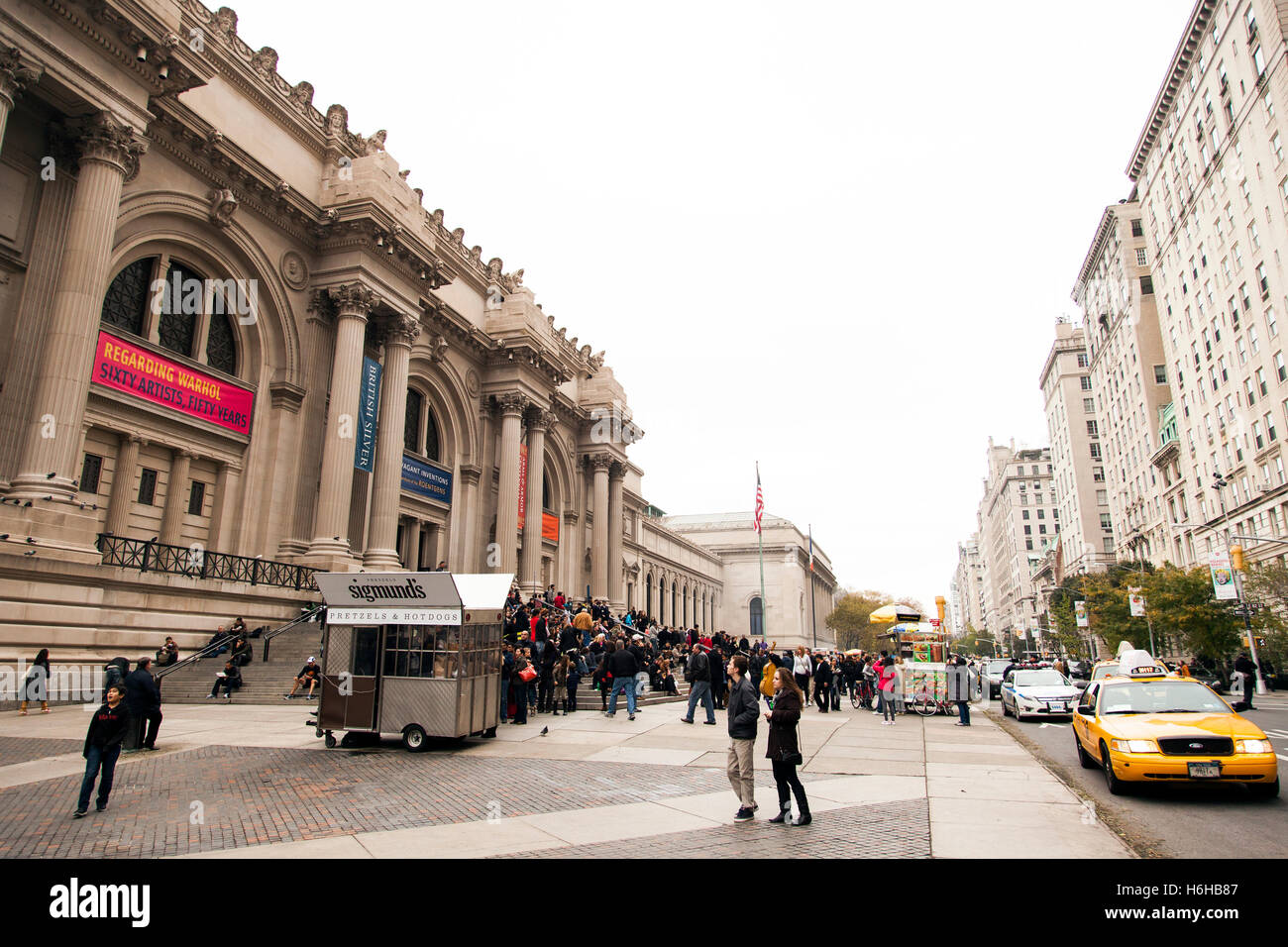 NEW-YORK - NOV 10: The crowded entrance to the Metropolitan Museum on ...