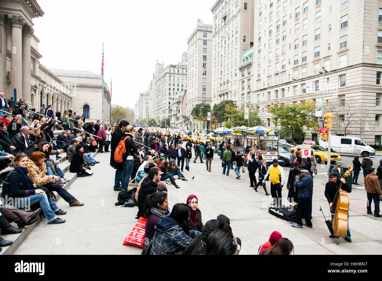 NEW-YORK - NOV 10: Street musicians performing for the crowded entrance ...
