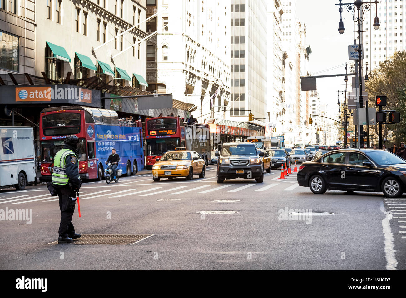 NEW-YORK - NOV 9: A police officer standing in the middle of an ...