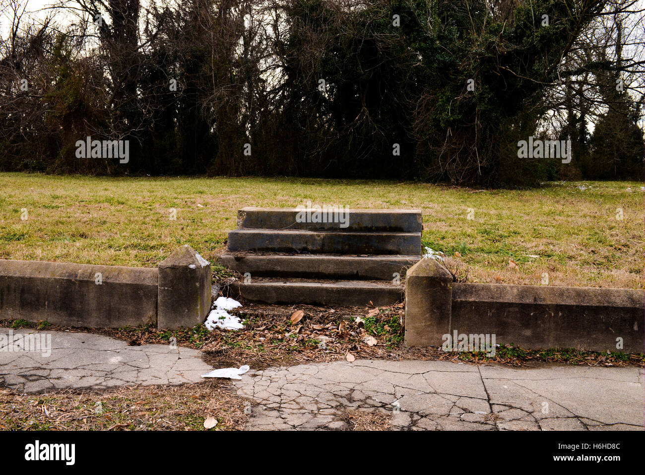 Empty lot hi-res stock photography and images - Alamy