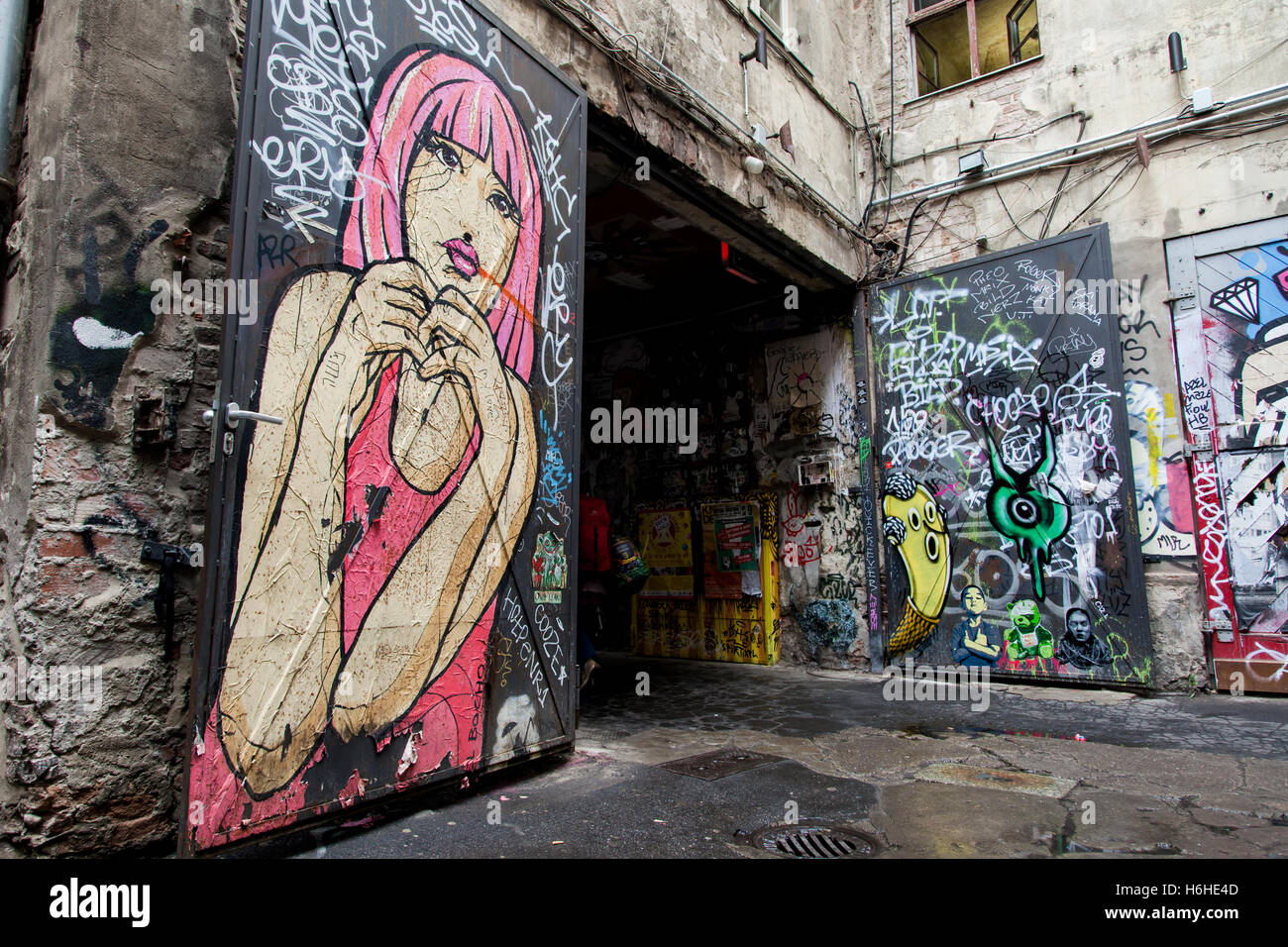 Street art alley berlin hi-res stock photography and images - Alamy