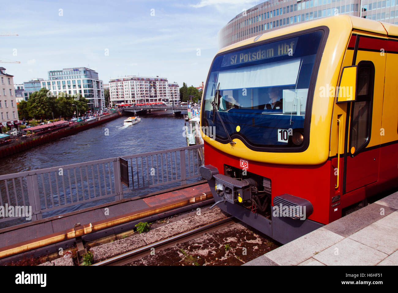 S7 s bahn train docking on hi-res stock photography and images - Alamy