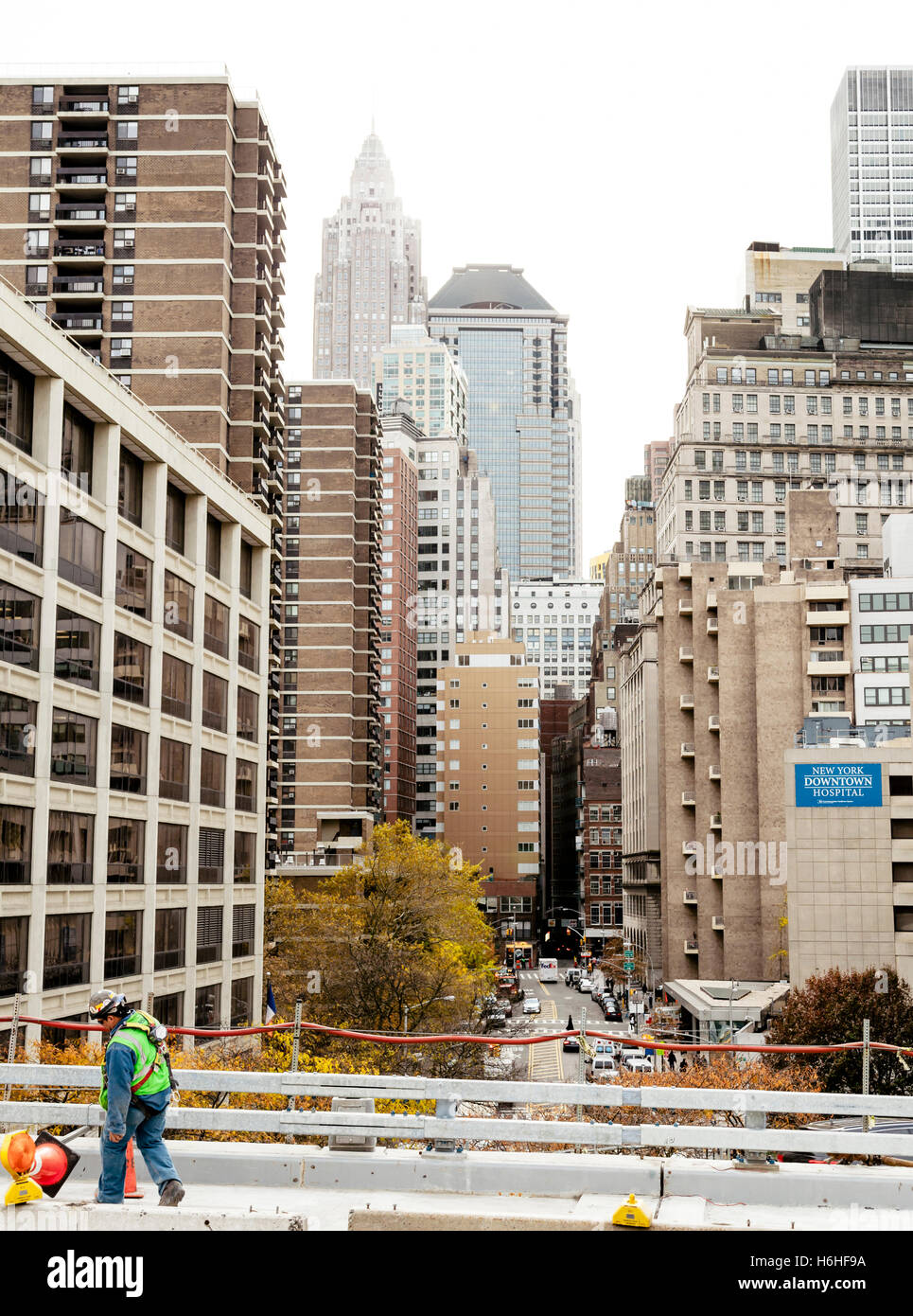 NEW-YORK - NOV 15: Construction worker working on Brooklyn bridge ...
