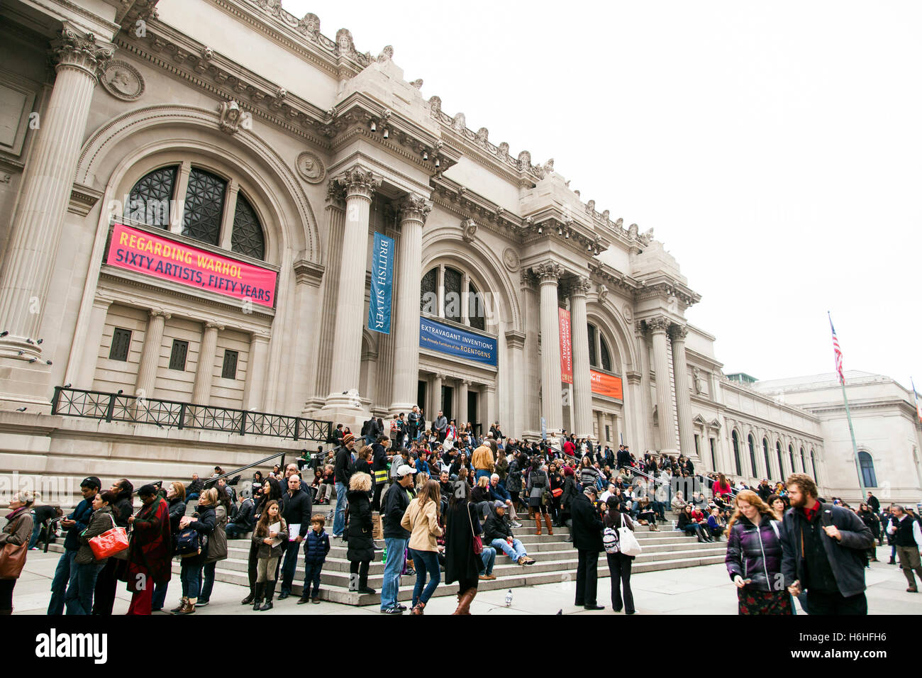 NEW-YORK - NOV 10: The crowded entrance to the Metropolitan Museum on ...