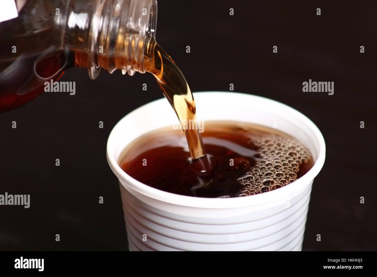 Pouring refreshing cola from bottle hi-res stock photography and images ...