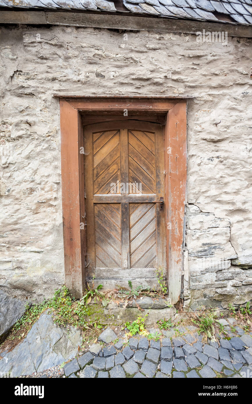 Old building open door hi-res stock photography and images - Alamy