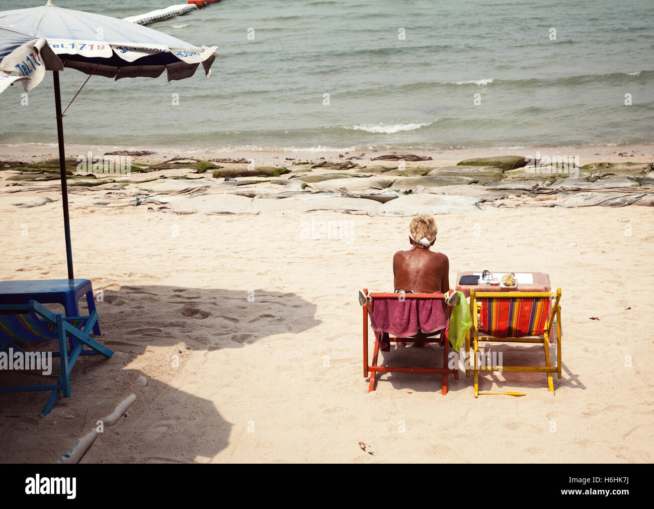 Sad woman beach hi-res stock photography and images - Alamy