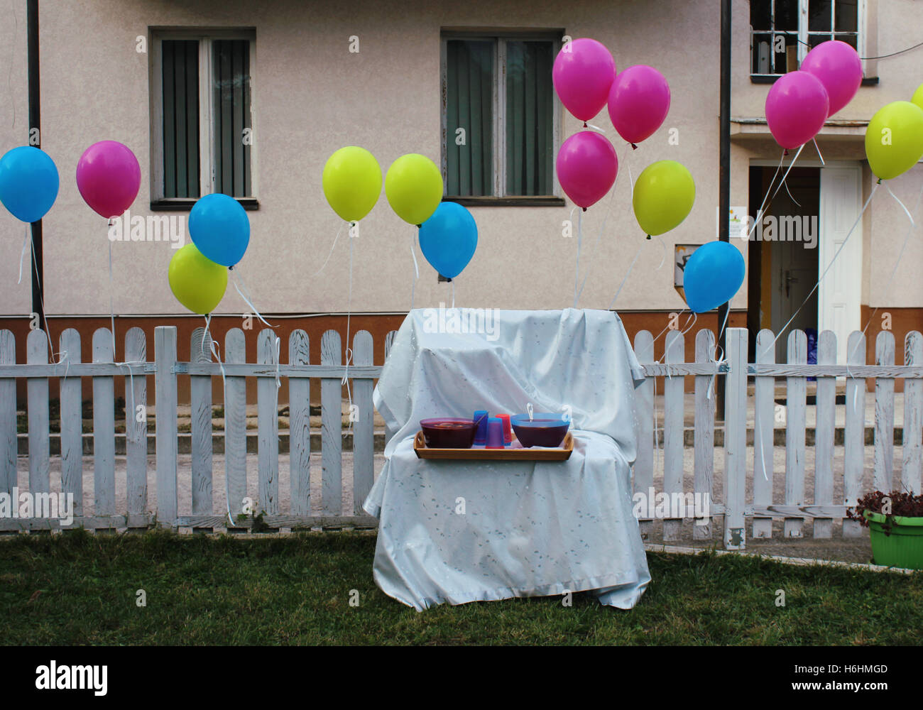 Children with balloons hi-res stock photography and images - Alamy