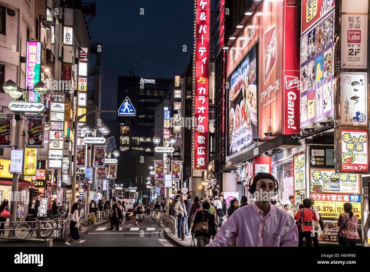 Shibuya crossing neon billboard hi-res stock photography and images - Alamy