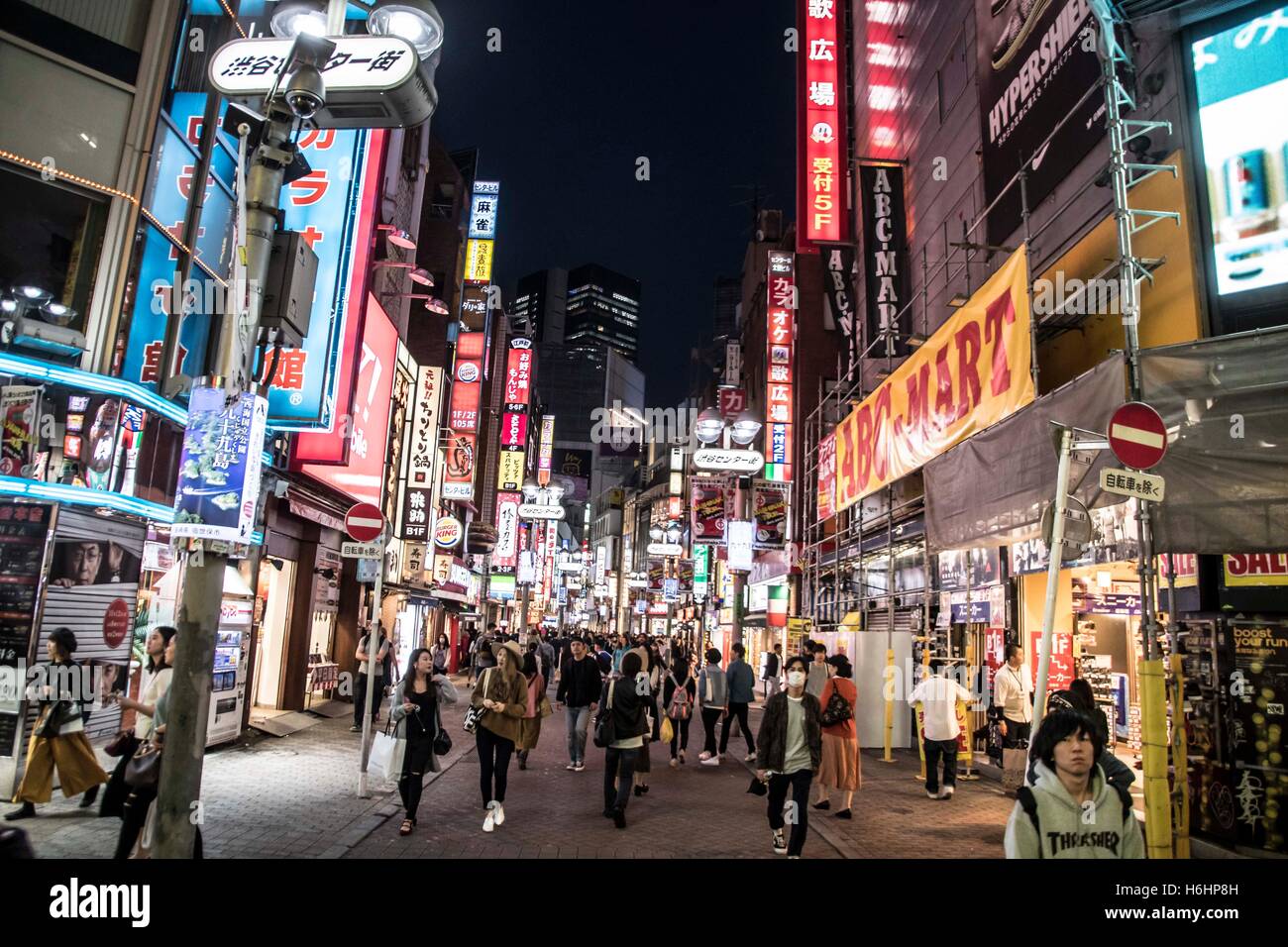 Nighttime view shibuya crossing hi-res stock photography and images - Alamy