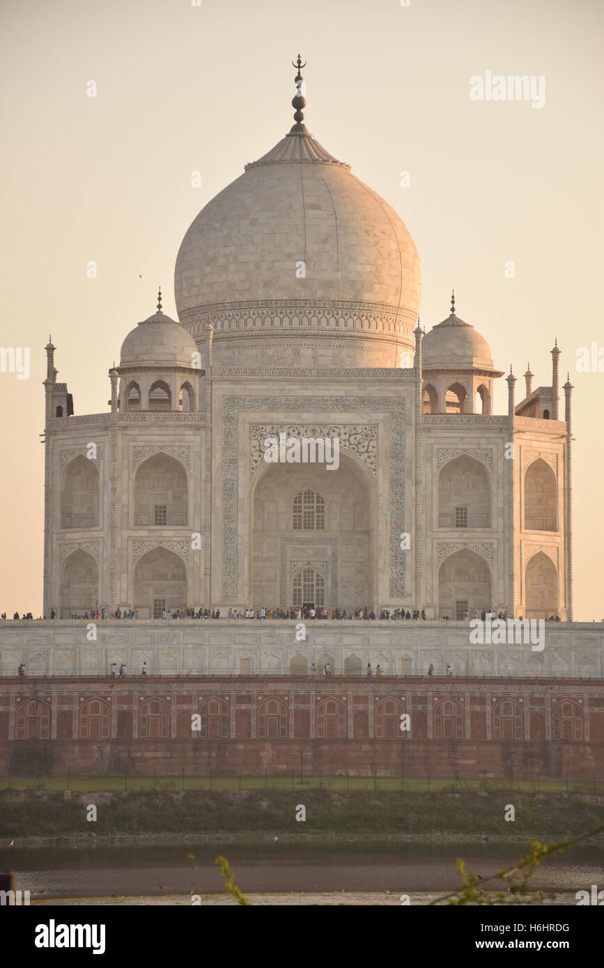 Back view of the Taj Mahal at sunset, Agra, Uttar Pradesh, India Stock ...