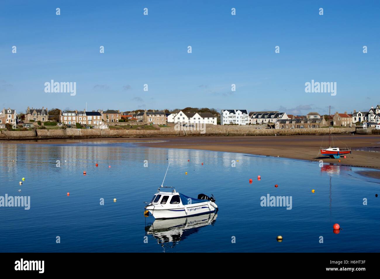 Elie beach harbour hi-res stock photography and images - Alamy