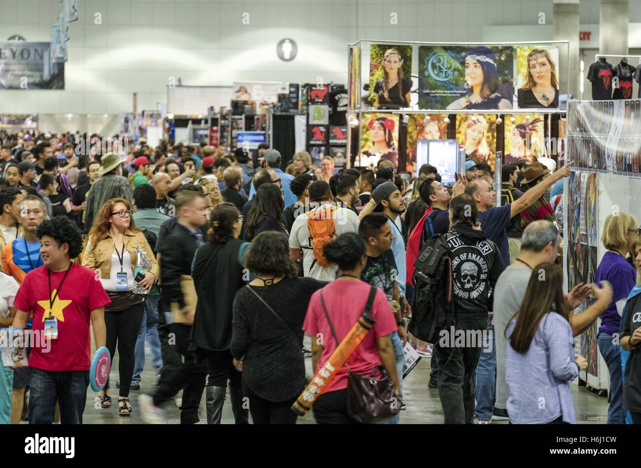 Los Angeles, California, USA. 28th Oct, 2016. Attendees crowd during ...