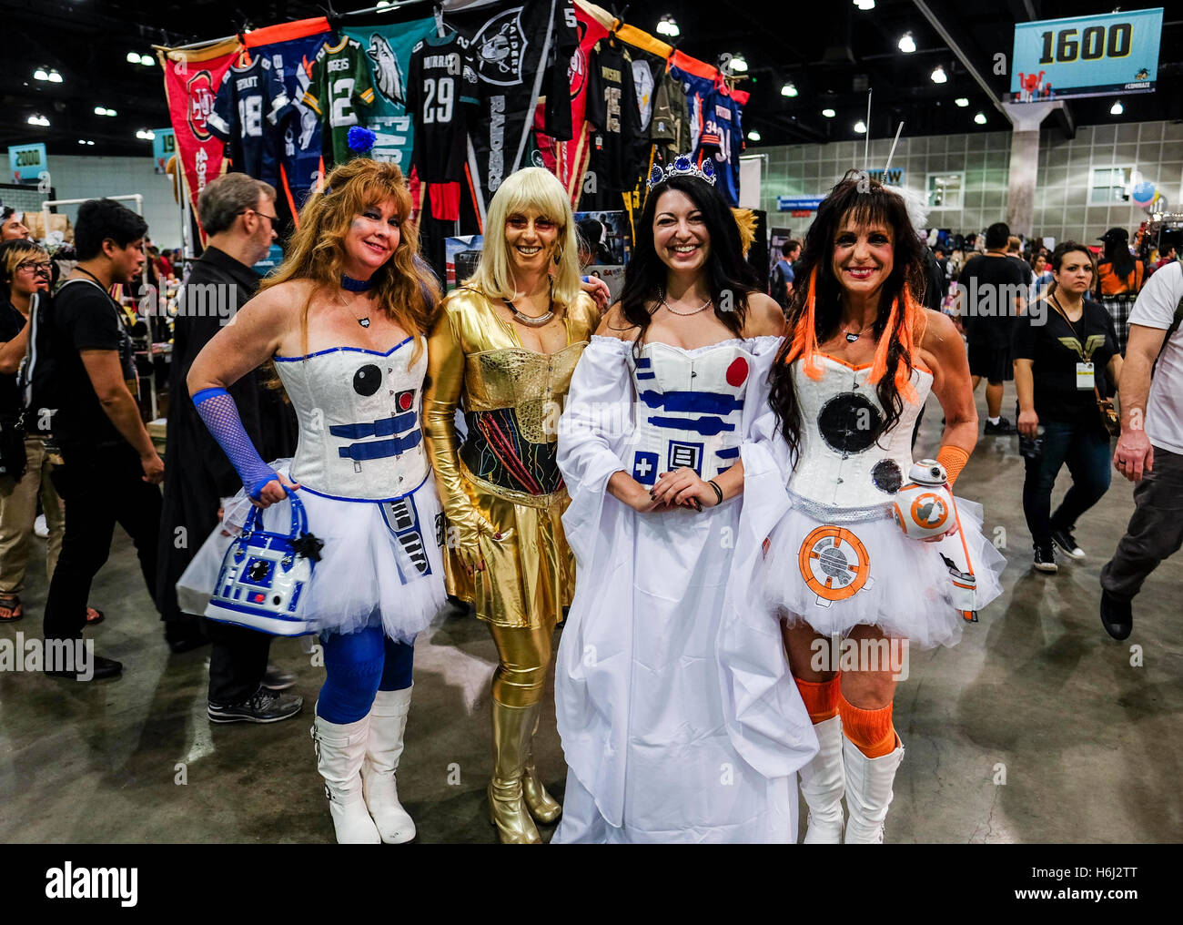 Los Angeles, USA. 28th Oct, 2016. Anime fans dressed up as comic and ...