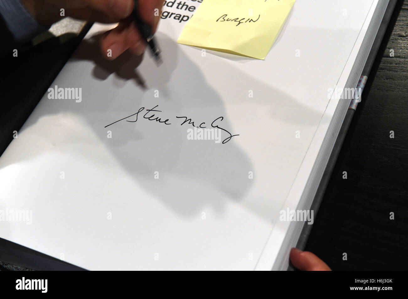 Munich, Germany. 28th Oct, 2016. The signature of US photographer Steve ...
