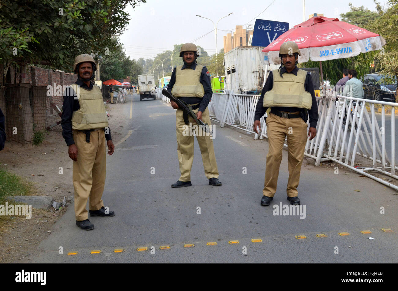 Pakistani policemen hi-res stock photography and images - Alamy