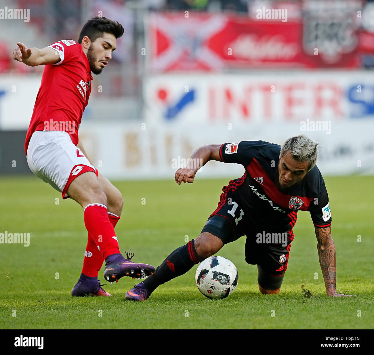 Mainz, Germany. 29th Oct, 2016. Mainz player Jean-Philippe Gbamin (L ...
