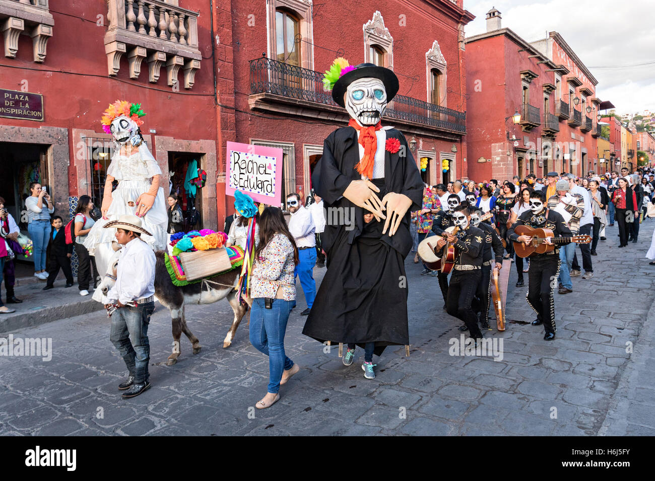 Giant puppets at day of dead parade hi-res stock photography and images ...