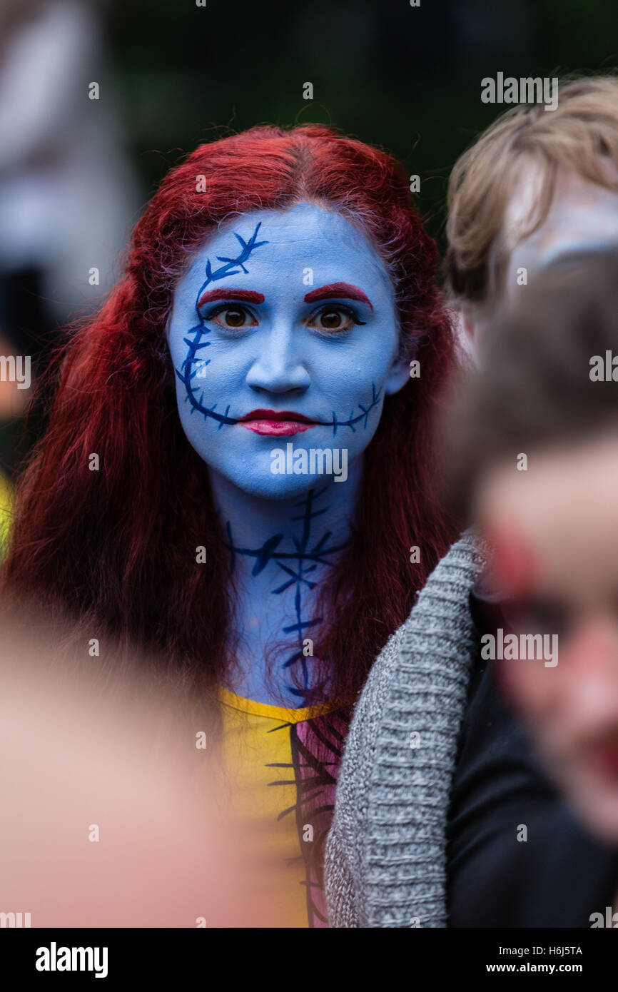 Bristol, UK. 29th October, 2016. Bristolians of all ages hot the city ...